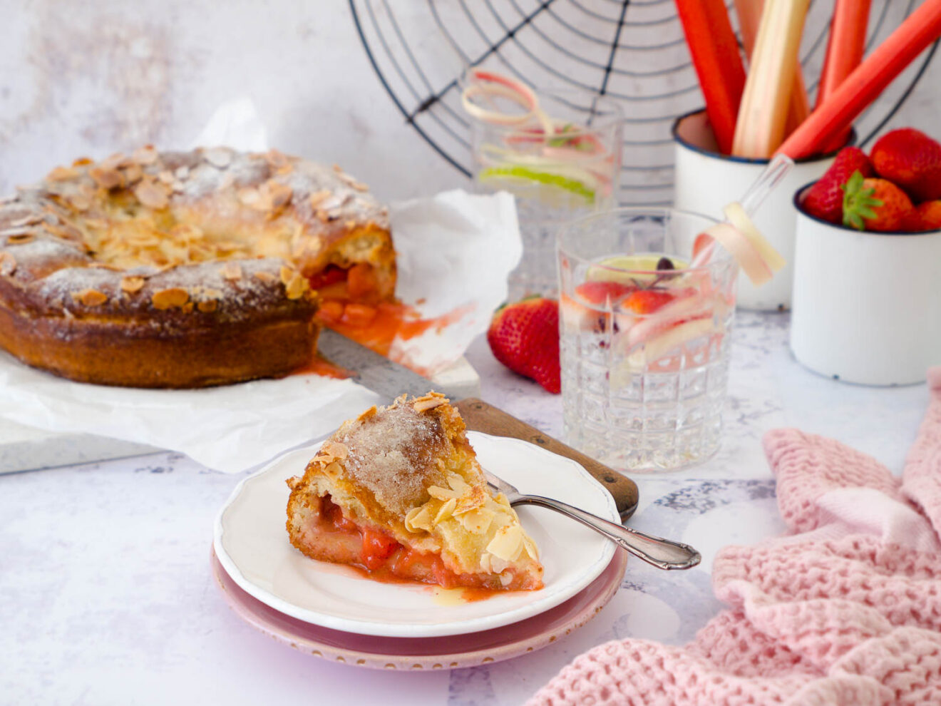 Veganer, gefüllter Butterkuchen mit Rhabarber-Erdbeer-Füllung - Dinkelliebe